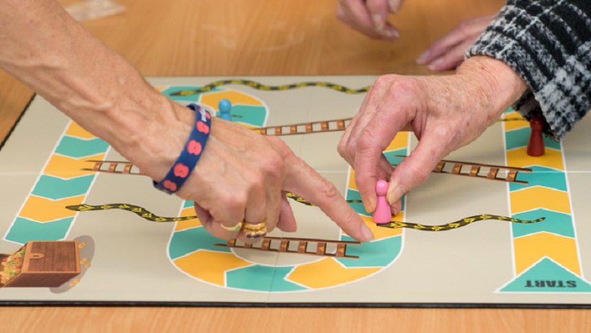 Indoor games for people with dementia | Alzheimer's Society