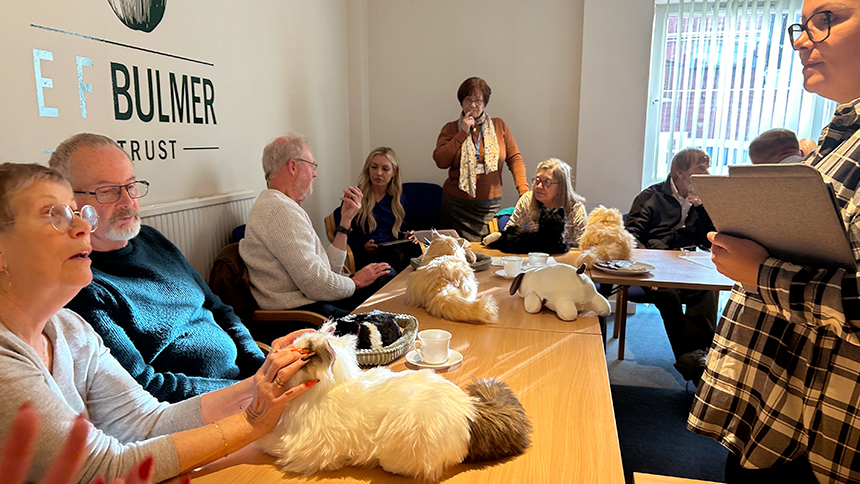 People with dementia try out lifelike pets and robotic companions ...